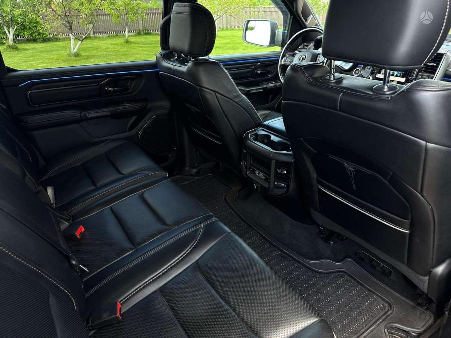 Pelēks Dodge RAM 2022 Rīga, ar dzinēja tilpumu 5.70 L un nobraukumu 65 tūkst. km par 53900 €, foto 18 vietnē AUTOMOTO.COM.LV