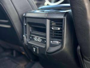 Pelēks Dodge RAM 2022 Rīga, ar dzinēja tilpumu 5.70 L un nobraukumu 65 tūkst. km par 53900 €, foto 20 vietnē AUTOMOTO.COM.LV