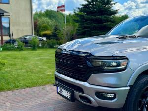 Pelēks Dodge RAM 2022 Rīga, ar dzinēja tilpumu 5.70 L un nobraukumu 65 tūkst. km par 53900 €, foto 21 vietnē AUTOMOTO.COM.LV
