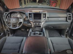 Pelēks Dodge RAM 2022 Biržai, ar dzinēja tilpumu 3.00 L un nobraukumu 158 tūkst. km par 30999 €, foto 9 vietnē AUTOMOTO.COM.LV