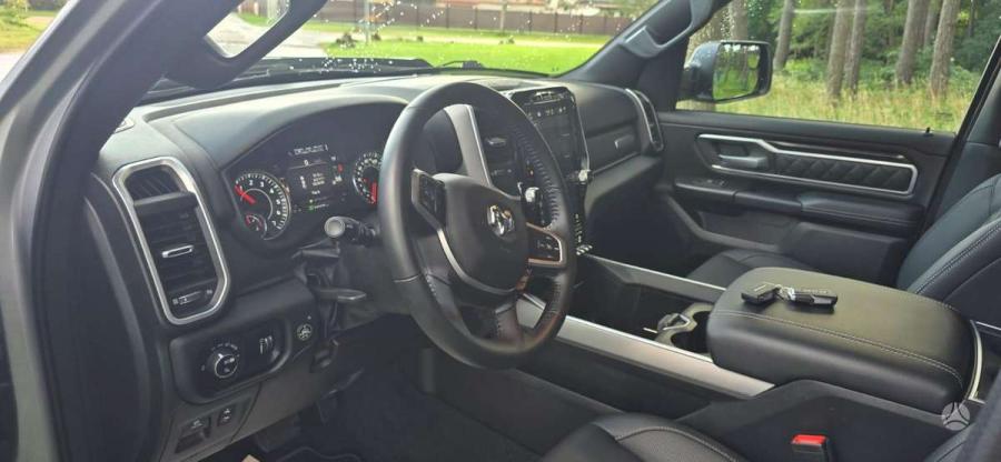 Grey Dodge RAM 2023 in Klaipeda, with an engine capacity of 5.70 L and mileage of 41 thousand km for 43000 €, photo 10 on AUTOMOTO.COM.LV