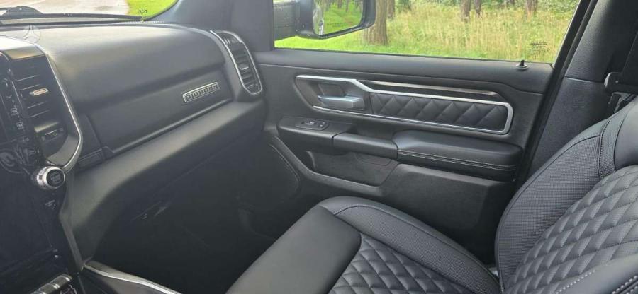 Grey Dodge RAM 2023 in Klaipeda, with an engine capacity of 5.70 L and mileage of 41 thousand km for 43000 €, photo 19 on AUTOMOTO.COM.LV