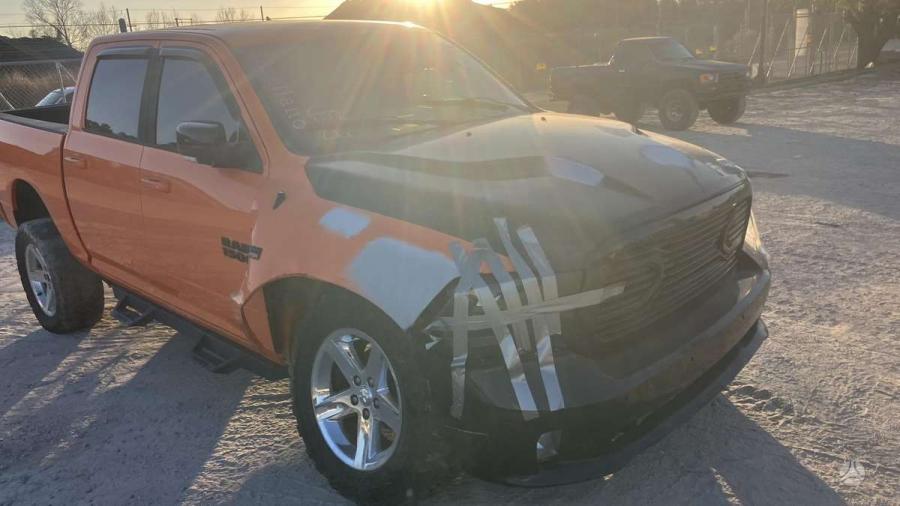 Orange Dodge RAM 2015 in Siauliai, with an engine capacity of 5.65 L and mileage of 232 thousand km for 10000 €, photo 3 on AUTOMOTO.COM.LV