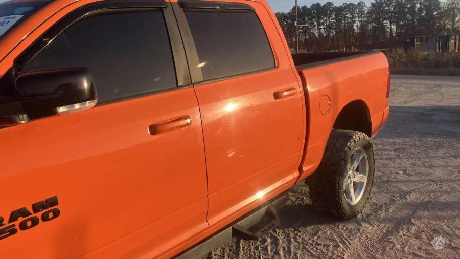 Orange Dodge RAM 2015 in Siauliai, with an engine capacity of 5.65 L and mileage of 232 thousand km for 10000 €, photo 5 on AUTOMOTO.COM.LV