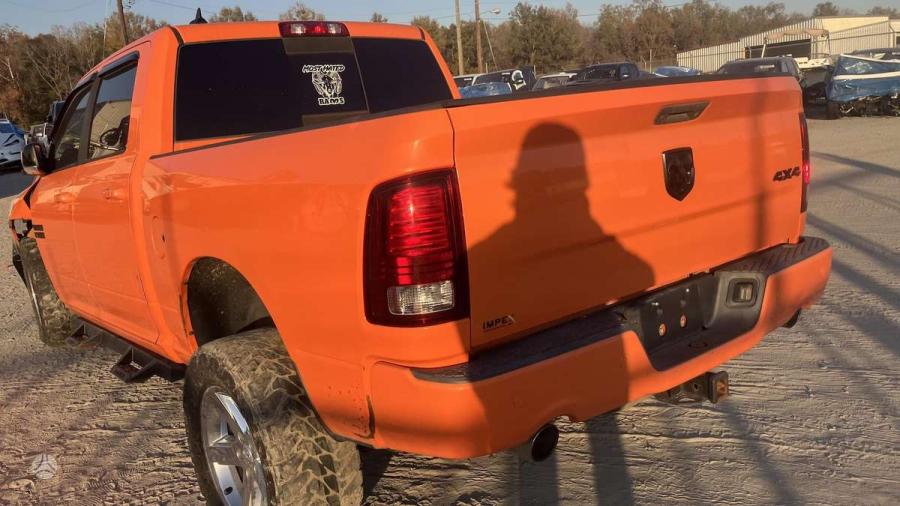 Orange Dodge RAM 2015 in Siauliai, with an engine capacity of 5.65 L and mileage of 232 thousand km for 10000 €, photo 7 on AUTOMOTO.COM.LV