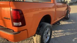 Orange Dodge RAM 2015 in Siauliai, with an engine capacity of 5.65 L and mileage of 232 thousand km for 10000 €, photo 9 on AUTOMOTO.COM.LV
