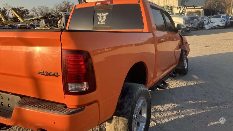 Orange Dodge RAM 2015 in Siauliai, with an engine capacity of 5.65 L and mileage of 232 thousand km for 10000 €, photo 10 on AUTOMOTO.COM.LV