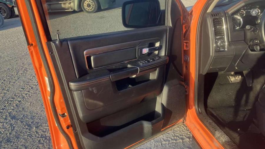 Orange Dodge RAM 2015 in Siauliai, with an engine capacity of 5.65 L and mileage of 232 thousand km for 10000 €, photo 24 on AUTOMOTO.COM.LV