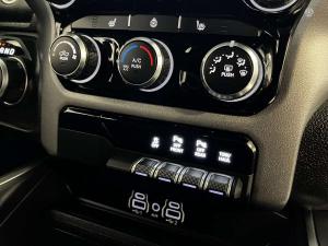 Dodge RAM 2025 Klaipėda, ar dzinēja tilpumu 3.00 L un nobraukumu 17 tūkst. km par 47190 €, foto 23 vietnē AUTOMOTO.COM.LV
