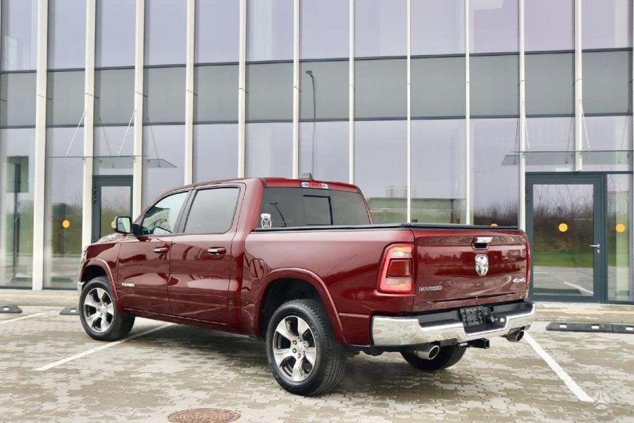 Red Dodge RAM 2019 in Vilnius, with an engine capacity of 5.70 L and mileage of 89 thousand km for 35999 €, photo 4 on AUTOMOTO.COM.LV