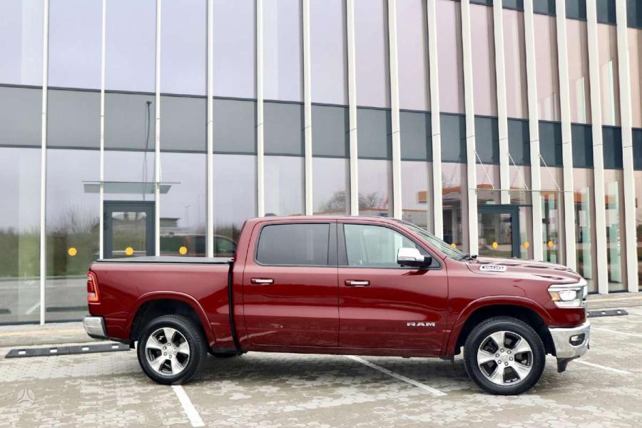 Red Dodge RAM 2019 in Vilnius, with an engine capacity of 5.70 L and mileage of 89 thousand km for 35999 €, photo 6 on AUTOMOTO.COM.LV