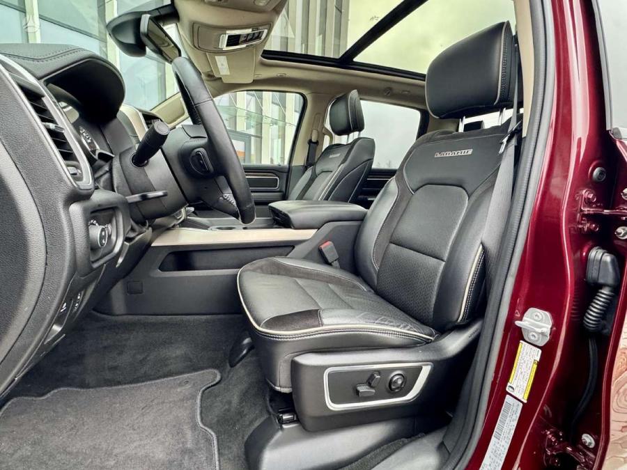 Red Dodge RAM 2019 in Vilnius, with an engine capacity of 5.70 L and mileage of 89 thousand km for 35999 €, photo 10 on AUTOMOTO.COM.LV