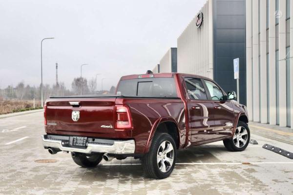 Red Dodge RAM 2019 in Vilnius, with an engine capacity of 5.70 L and mileage of 89 thousand km for 35499 €, photo 5 on AUTOMOTO.COM.LV