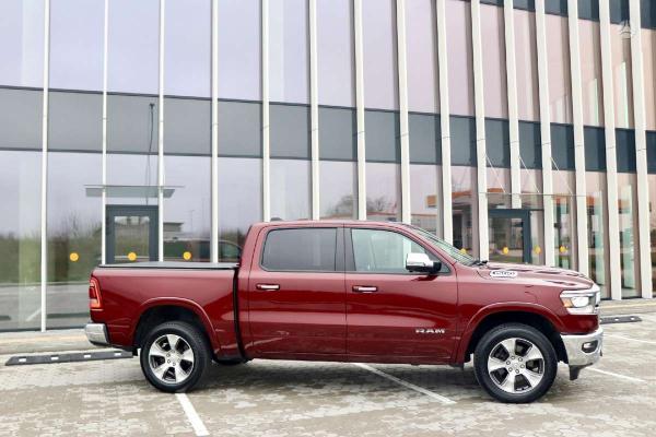 Red Dodge RAM 2019 in Vilnius, with an engine capacity of 5.70 L and mileage of 89 thousand km for 35499 €, photo 6 on AUTOMOTO.COM.LV