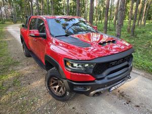 Sarkans Dodge RAM 2021 Gargždai, ar dzinēja tilpumu 5.70 L un nobraukumu 147 tūkst. km par 34900 €, foto  vietnē AUTOMOTO.COM.LV