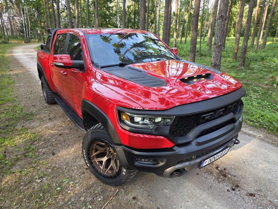Red Dodge RAM 2021 in Gargzdai, with an engine capacity of 5.70 L and mileage of 147 thousand km for 34900 €, photo 1 on AUTOMOTO.COM.LV