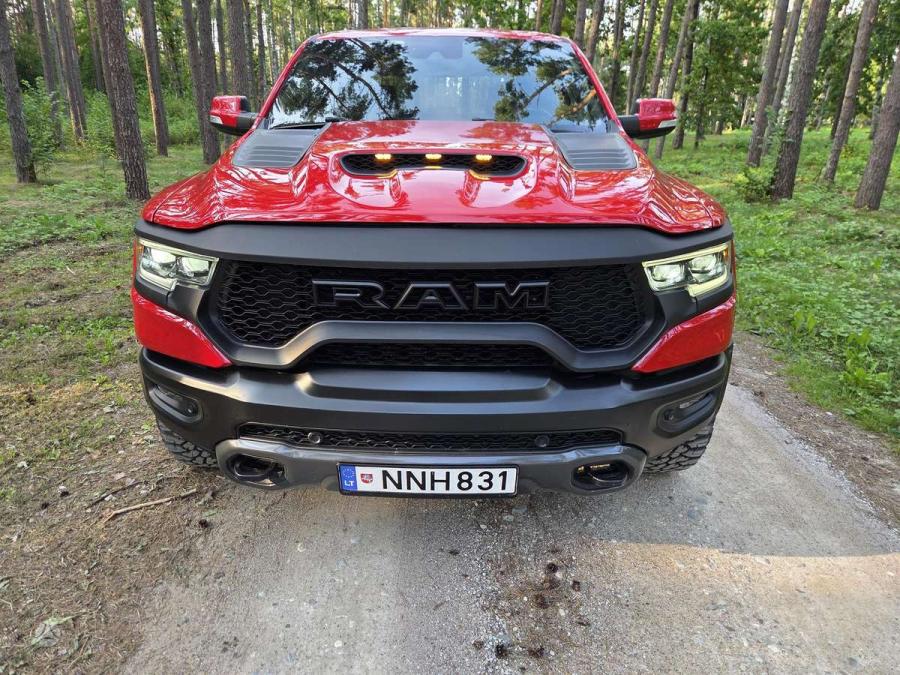 Red Dodge RAM 2021 in Gargzdai, with an engine capacity of 5.70 L and mileage of 147 thousand km for 34900 €, photo 3 on AUTOMOTO.COM.LV