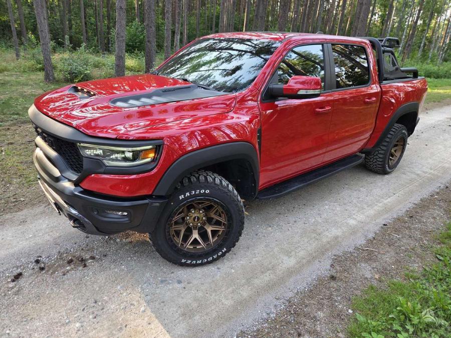 Red Dodge RAM 2021 in Gargzdai, with an engine capacity of 5.70 L and mileage of 147 thousand km for 34900 €, photo 4 on AUTOMOTO.COM.LV