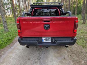 Red Dodge RAM 2021 in Gargzdai, with an engine capacity of 5.70 L and mileage of 147 thousand km for 34900 €, photo 6 on AUTOMOTO.COM.LV