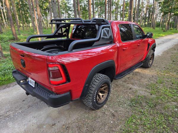 Red Dodge RAM 2021 in Gargzdai, with an engine capacity of 5.70 L and mileage of 147 thousand km for 34900 €, photo 6 on AUTOMOTO.COM.LV