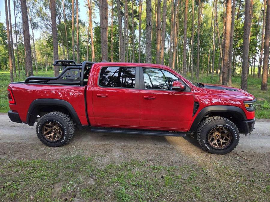 Red Dodge RAM 2021 in Gargzdai, with an engine capacity of 5.70 L and mileage of 147 thousand km for 34900 €, photo 8 on AUTOMOTO.COM.LV