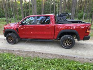 Red Dodge RAM 2021 in Gargzdai, with an engine capacity of 5.70 L and mileage of 147 thousand km for 34900 €, photo 9 on AUTOMOTO.COM.LV