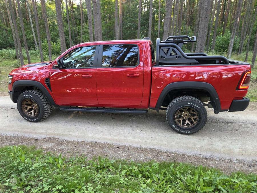 Red Dodge RAM 2021 in Gargzdai, with an engine capacity of 5.70 L and mileage of 147 thousand km for 34900 €, photo 9 on AUTOMOTO.COM.LV