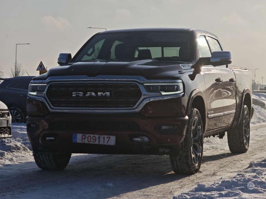 Sarkans Dodge RAM 2022 Viļņa, ar dzinēja tilpumu 5.70 L un nobraukumu 45 tūkst. km par 53000 €, foto 1 vietnē AUTOMOTO.COM.LV