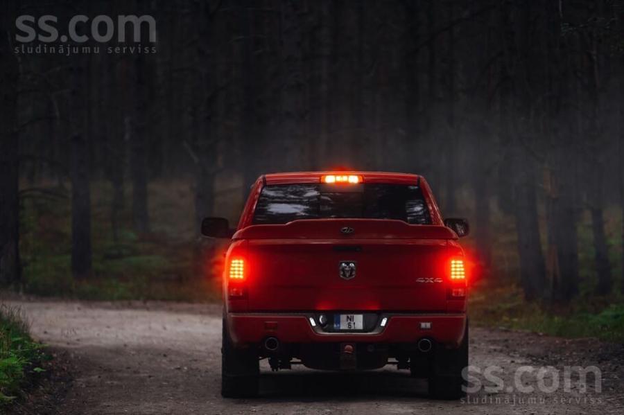 Red Dodge RAM 2015 in Riga, with an engine capacity of 5.40 L and mileage of 237 thousand km for 27000 €, photo 3 on AUTOMOTO.COM.LV