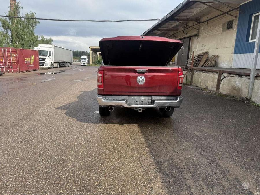 Red Dodge RAM 2019 in Vilnius, with an engine capacity of 5.70 L and mileage of 155 thousand km for 37500 €, photo 5 on AUTOMOTO.COM.LV