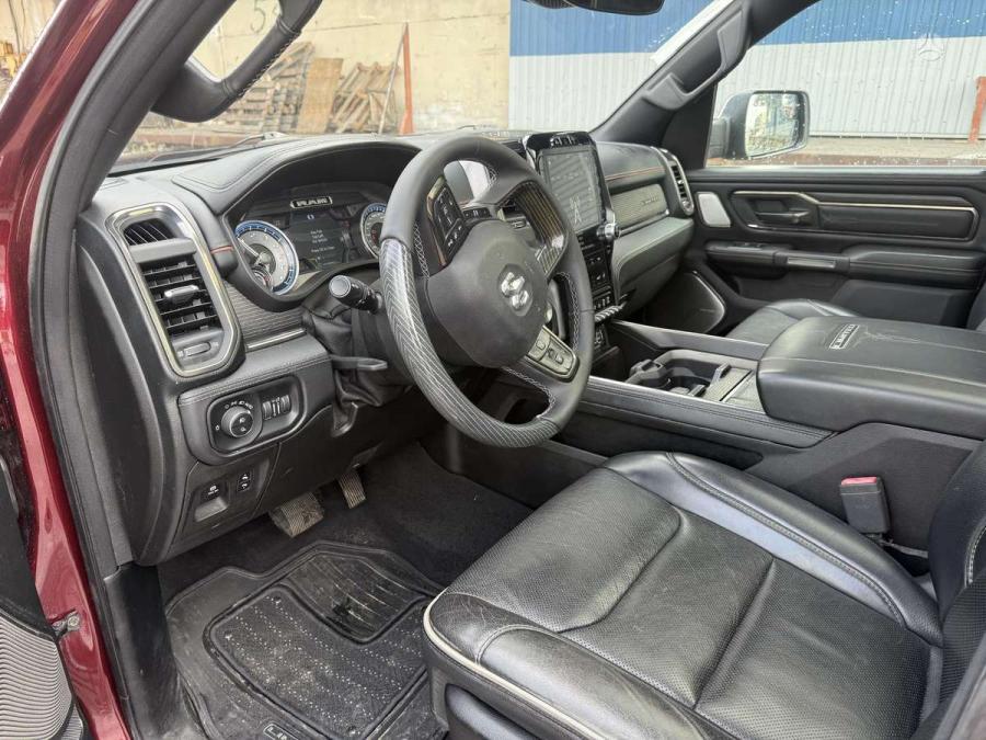 Red Dodge RAM 2019 in Vilnius, with an engine capacity of 5.70 L and mileage of 155 thousand km for 37500 €, photo 9 on AUTOMOTO.COM.LV