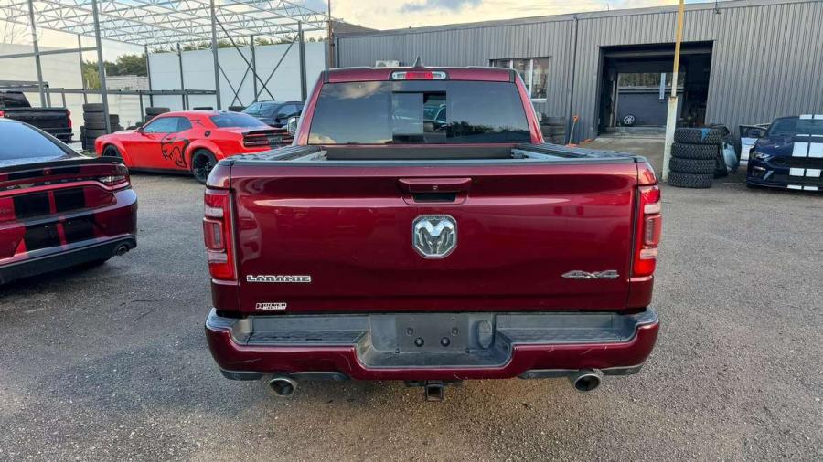 Red Dodge RAM 2019 in Ukmerge, with an engine capacity of 5.65 L and mileage of 138 thousand km for 15999 €, photo 3 on AUTOMOTO.COM.LV
