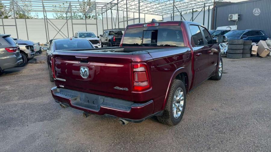 Red Dodge RAM 2019 in Ukmerge, with an engine capacity of 5.65 L and mileage of 138 thousand km for 15999 €, photo 4 on AUTOMOTO.COM.LV