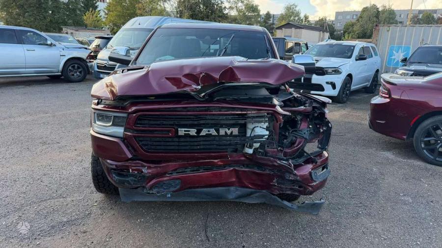Red Dodge RAM 2019 in Ukmerge, with an engine capacity of 5.65 L and mileage of 138 thousand km for 15999 €, photo 7 on AUTOMOTO.COM.LV