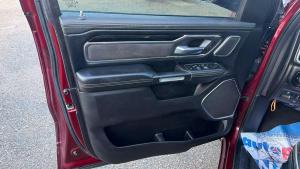 Red Dodge RAM 2019 in Ukmerge, with an engine capacity of 5.65 L and mileage of 138 thousand km for 15999 €, photo 14 on AUTOMOTO.COM.LV