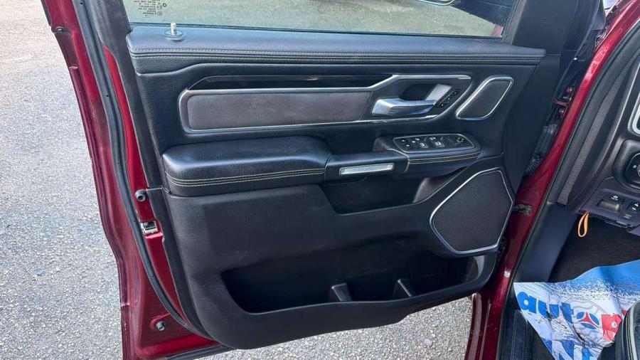Red Dodge RAM 2019 in Ukmerge, with an engine capacity of 5.65 L and mileage of 138 thousand km for 15999 €, photo 14 on AUTOMOTO.COM.LV
