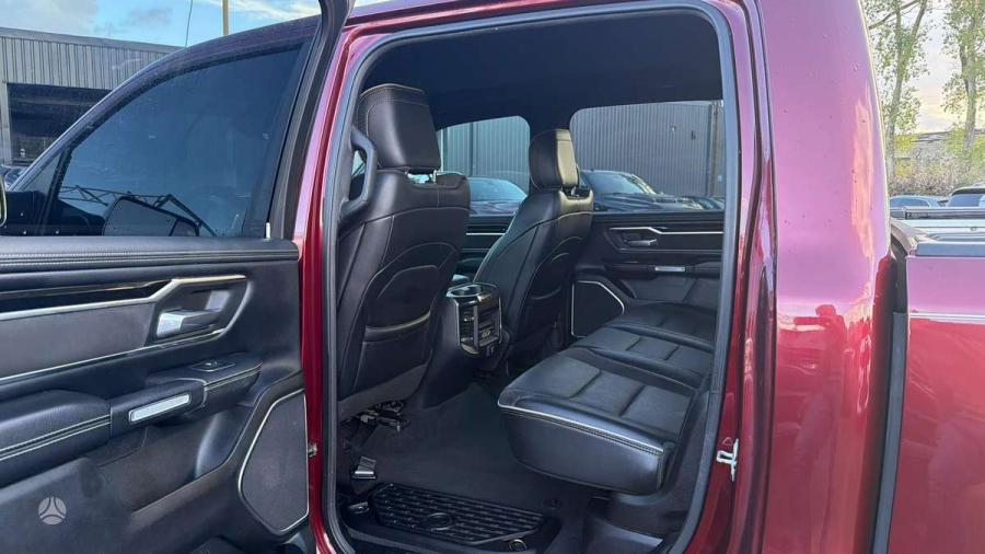 Red Dodge RAM 2019 in Ukmerge, with an engine capacity of 5.65 L and mileage of 138 thousand km for 15999 €, photo 17 on AUTOMOTO.COM.LV