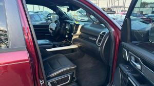 Red Dodge RAM 2019 in Ukmerge, with an engine capacity of 5.65 L and mileage of 138 thousand km for 15999 €, photo 18 on AUTOMOTO.COM.LV
