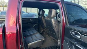 Red Dodge RAM 2019 in Ukmerge, with an engine capacity of 5.65 L and mileage of 138 thousand km for 15999 €, photo 19 on AUTOMOTO.COM.LV