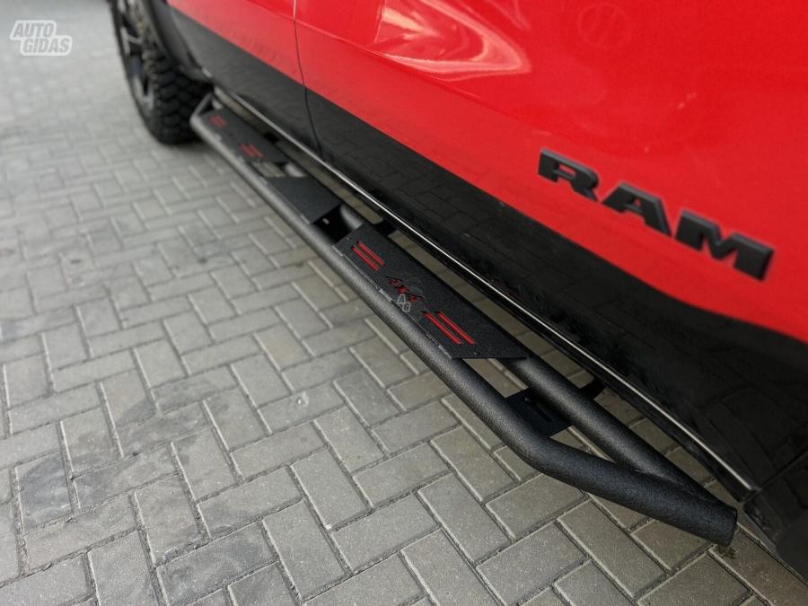 Red Dodge RAM 2020 in Kaunas, with an engine capacity of 5.70 L and mileage of 128 thousand km for 38000 €, photo 12 on AUTOMOTO.COM.LV