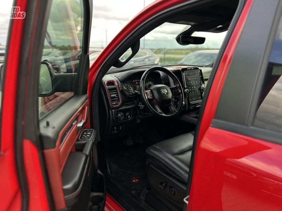 Red Dodge RAM 2020 in Kaunas, with an engine capacity of 5.70 L and mileage of 128 thousand km for 38000 €, photo 22 on AUTOMOTO.COM.LV