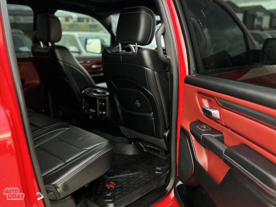 Red Dodge RAM 2020 in Kaunas, with an engine capacity of 5.70 L and mileage of 128 thousand km for 38000 €, photo 43 on AUTOMOTO.COM.LV