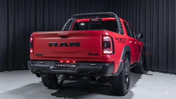 Sarkans Dodge RAM 2021 Viļņa, ar dzinēja tilpumu 6.17 L un nobraukumu 24 tūkst. km par 94500 €, foto 4 vietnē AUTOMOTO.COM.LV