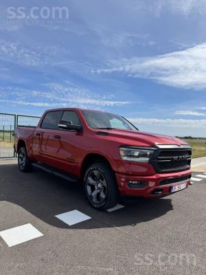 Sarkans Dodge RAM 2022 Liepāja, ar dzinēja tilpumu 5.70 L un nobraukumu 41 tūkst. km par 38000 €, foto  vietnē AUTOMOTO.COM.LV