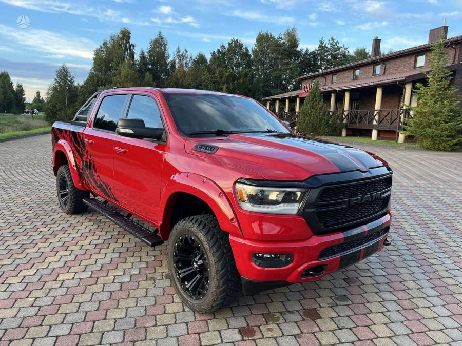 Sarkans Dodge RAM 2022 Plungė, ar dzinēja tilpumu 5.70 L un nobraukumu 73 tūkst. km par 41140 €, foto 1 vietnē AUTOMOTO.COM.LV