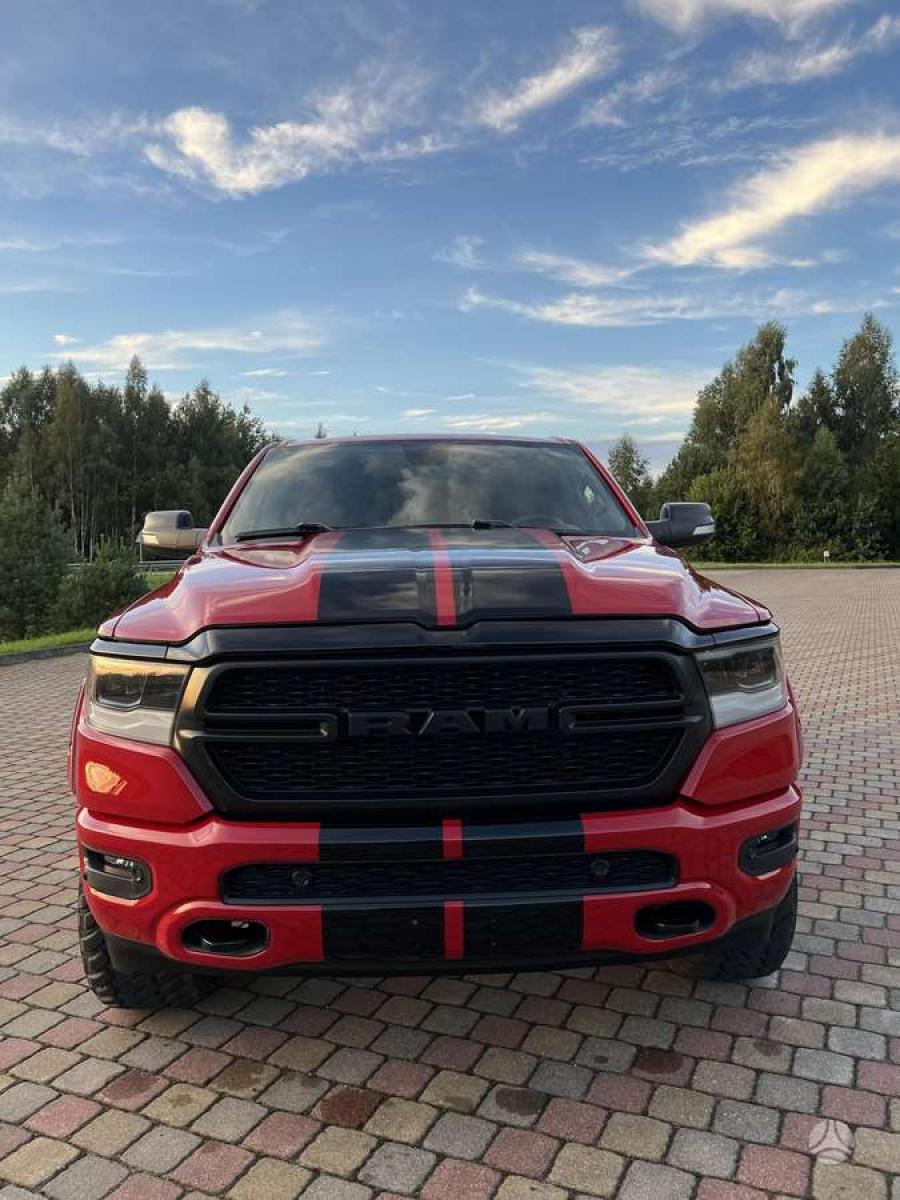 Sarkans Dodge RAM 2022 Plungė, ar dzinēja tilpumu 5.70 L un nobraukumu 73 tūkst. km par 41140 €, foto 3 vietnē AUTOMOTO.COM.LV