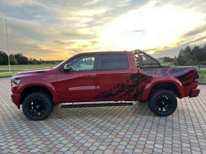 Sarkans Dodge RAM 2022 Plungė, ar dzinēja tilpumu 5.70 L un nobraukumu 73 tūkst. km par 41140 €, foto 6 vietnē AUTOMOTO.COM.LV