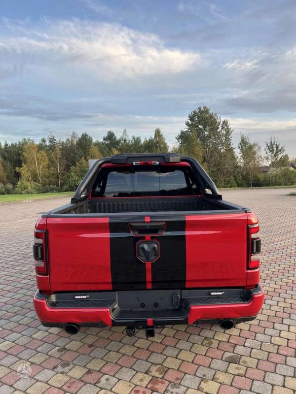 Sarkans Dodge RAM 2022 Plungė, ar dzinēja tilpumu 5.70 L un nobraukumu 73 tūkst. km par 41140 €, foto 8 vietnē AUTOMOTO.COM.LV