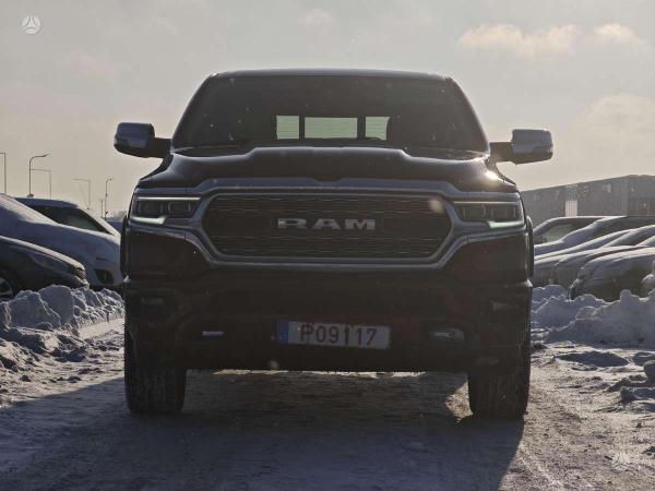 Sarkans Dodge RAM 2024 Viļņa, ar dzinēja tilpumu 5.70 L un nobraukumu 45 tūkst. km par 53000 €, foto 2 vietnē AUTOMOTO.COM.LV
