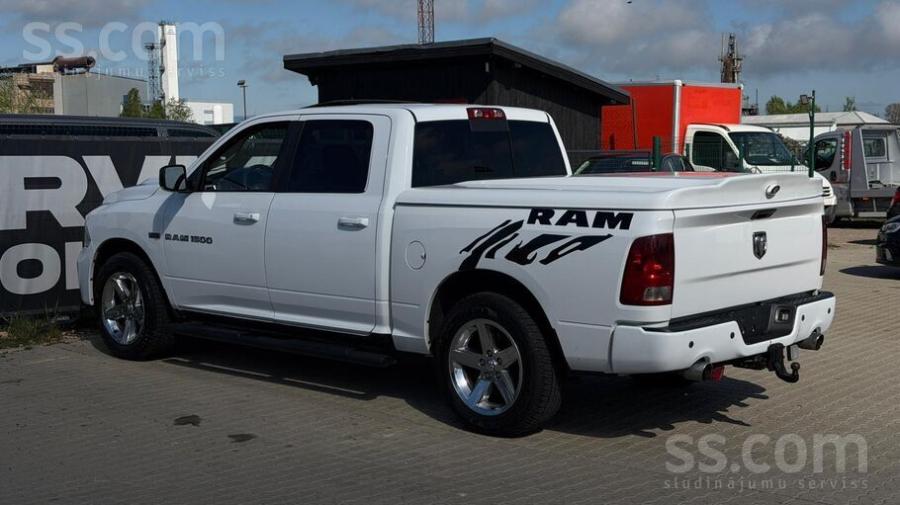 White Dodge RAM 2011 in Liepaja, with an engine capacity of 5.70 L and mileage of 285 thousand km for 17500 €, photo 4 on AUTOMOTO.COM.LV